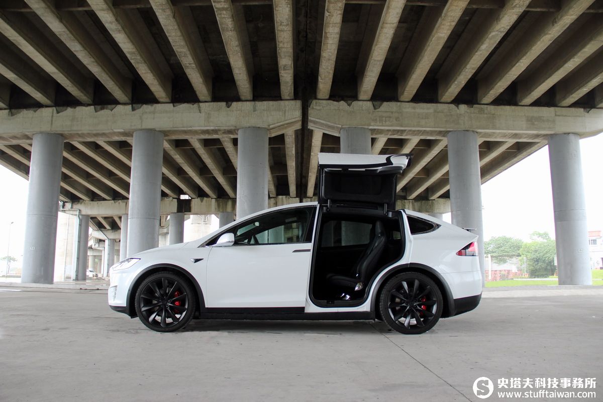 無視物理定律 Tesla Model X P100D – 史塔夫科技事務所