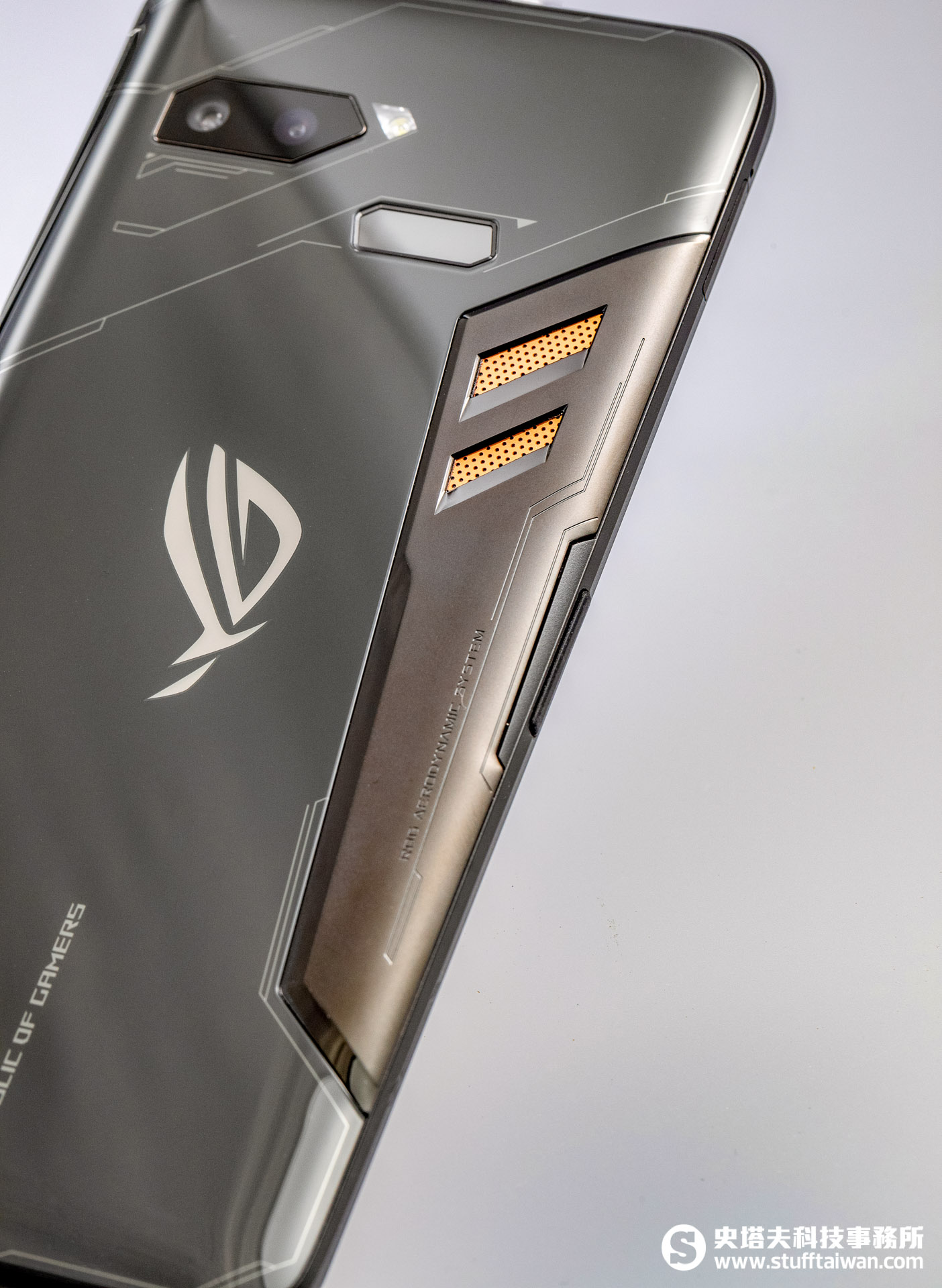 從細節堆積出價值 ROG Phone叛客外表下的設計品味 – 史塔夫科技事務所