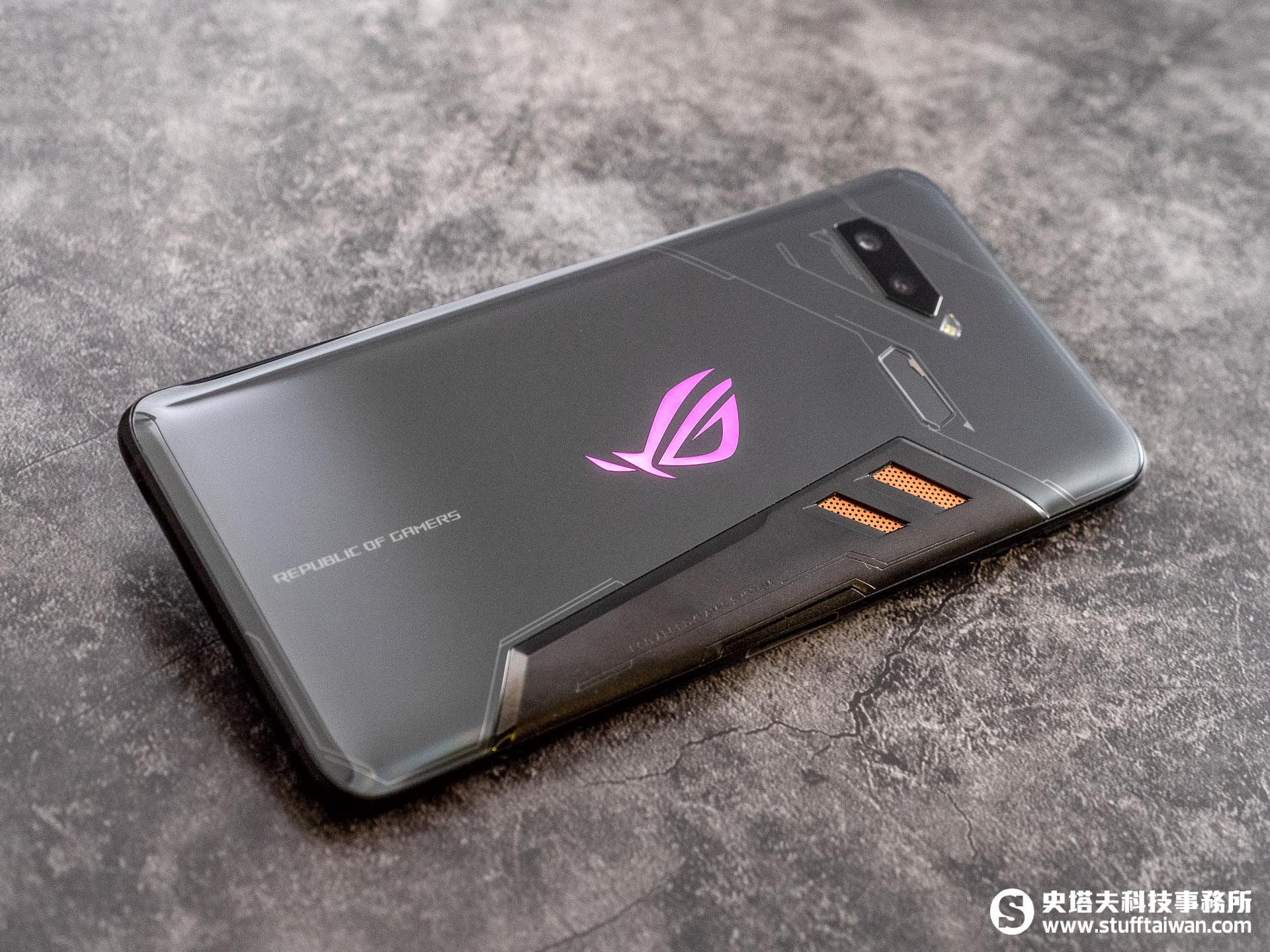 從細節堆積出價值 ROG Phone叛客外表下的設計品味 – 史塔夫科技事務所