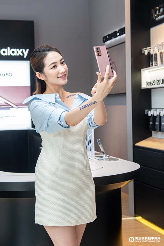 [三星Galaxy Z Fold2]Flex模式無縫跳螢 後鏡頭自拍幫你拒絕豬隊友！ – 史塔夫科技事務所